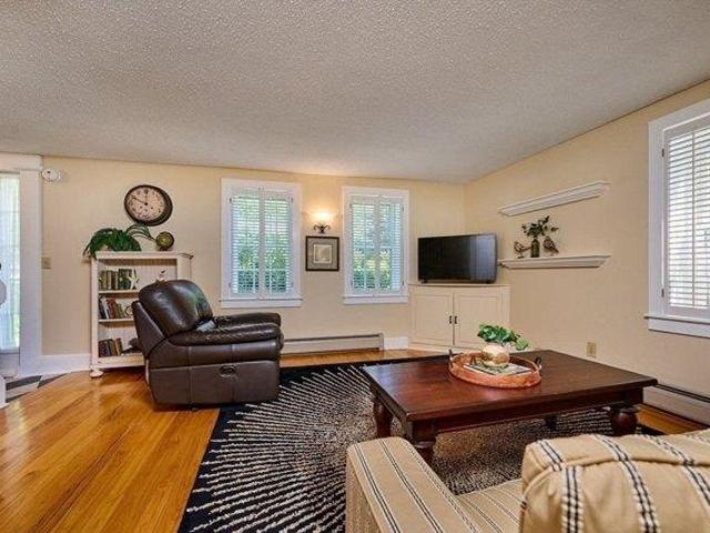 house with 5 bedroom, Northampton MA ES103774412