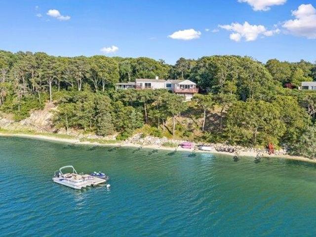 house with 5 bedroom, Oak Bluffs MA ES105159310