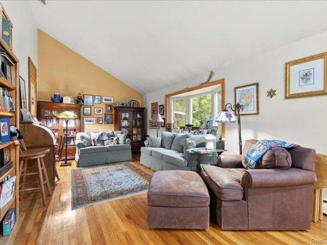 house with 5 bedroom, Old Bethpage NY ES104906264