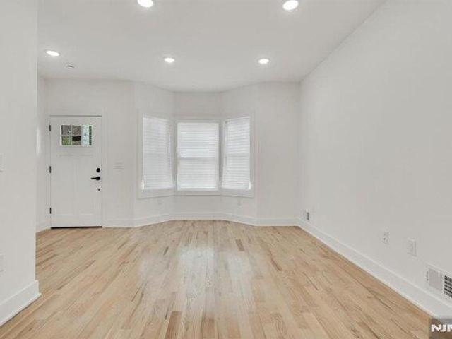 house with 5 bedroom, Orange NJ DLS102561708