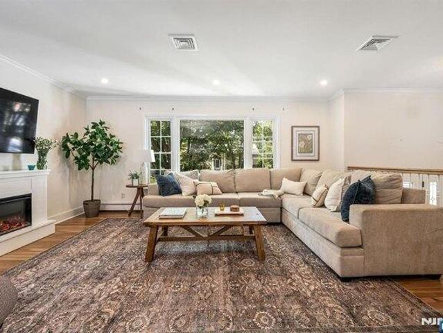 house with 5 bedroom, Paramus NJ DLS101660781