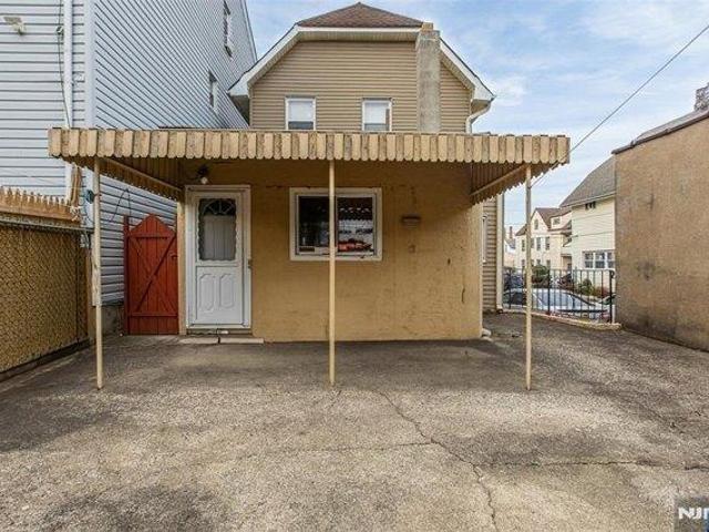 house with 5 bedroom, Paterson NJ DLS102257559
