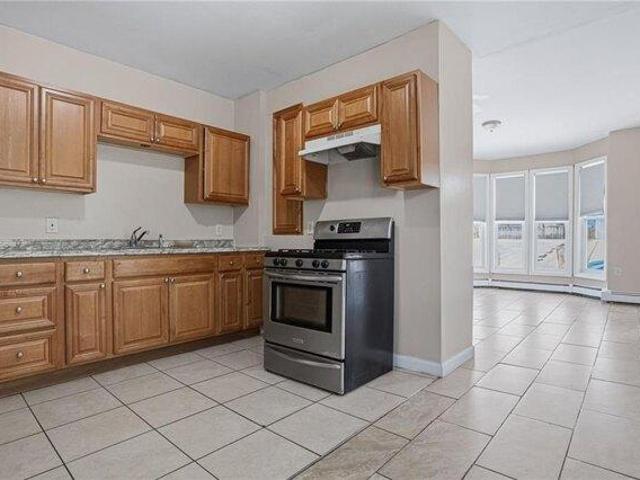 house with 5 bedroom, Pawtucket RI DS104044296