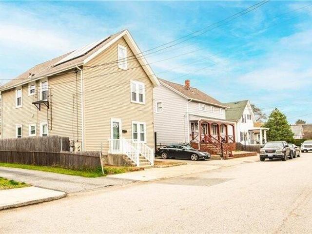 house with 5 bedroom, Pawtucket RI ES103019071