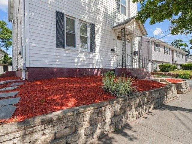 house with 5 bedroom, Pawtucket RI ES104116642