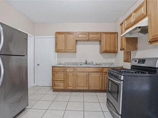 house with 5 bedroom, Pawtucket RI ES105096130