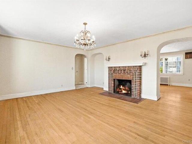 house with 5 bedroom, Port Chester NY ES104921926