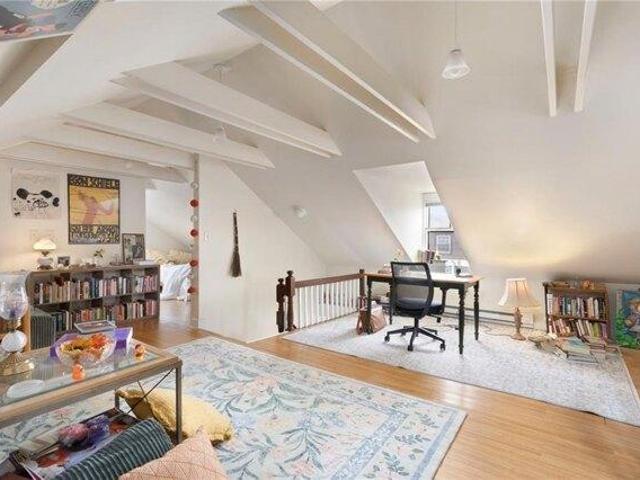 house with 5 bedroom, Providence RI ES105158238