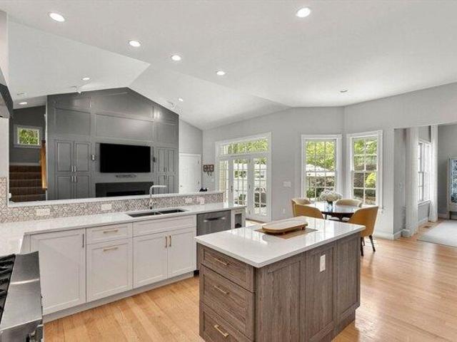 house with 5 bedroom, Quincy MA ES105233148