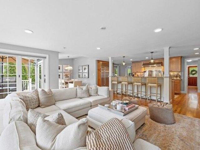 house with 5 bedroom, Reading MA ES103588315