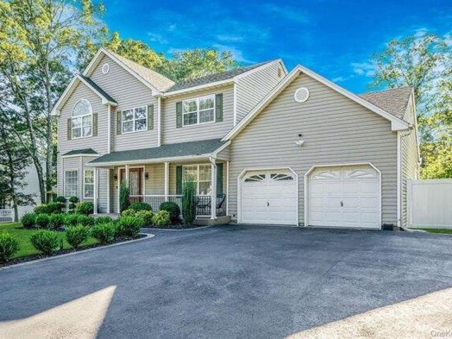 house with 5 bedroom, Selden NY ES104901342