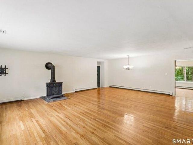 house with 5 bedroom, Shelton CT ES104836013