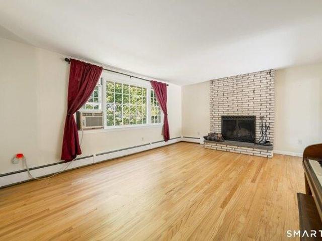 house with 5 bedroom, Shelton CT ES105159164