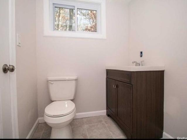 house with 5 bedroom, Shirley NY ES72692208
