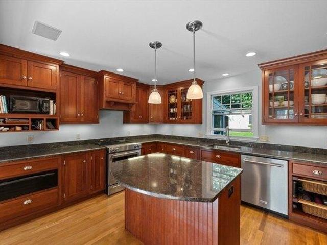 house with 5 bedroom, Shrewsbury MA ES103809465