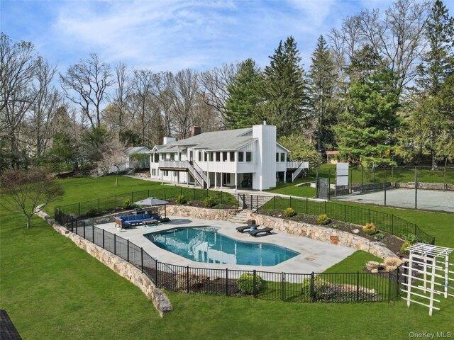 house with 5 bedroom, South m NY DLS101748642