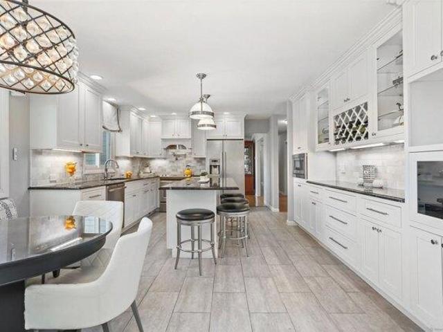 house with 6 bedroom, Trumbull CT DLS102314058