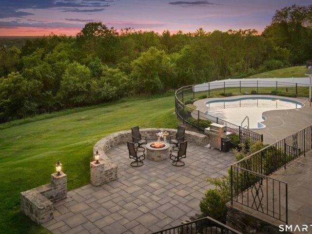 house with 6 bedroom, Trumbull CT DLS103069380
