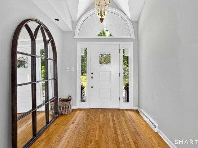 house with 6 bedroom, Trumbull CT DS104076074