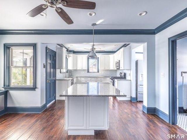 house with 6 bedroom, Trumbull CT ES102828288