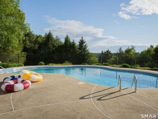 house with 6 bedroom, Trumbull CT ES103069380