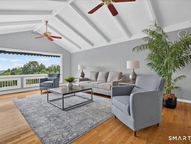 house with 6 bedroom, Trumbull CT ES104608015
