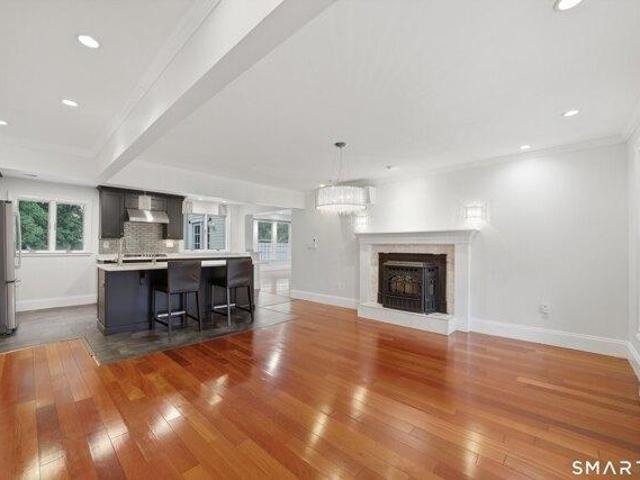 house with 6 bedroom, Trumbull CT ES105202284