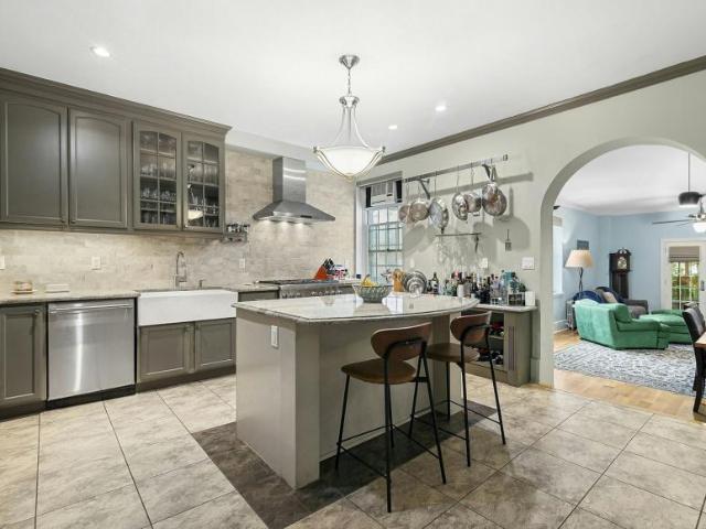 house with 6 bedroom, Washington Heights NY DLS96462100
