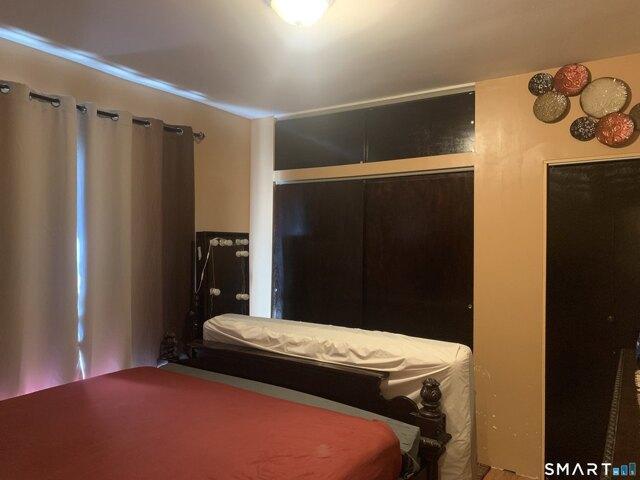 house with 6 bedroom, Waterbury CT ES105155750