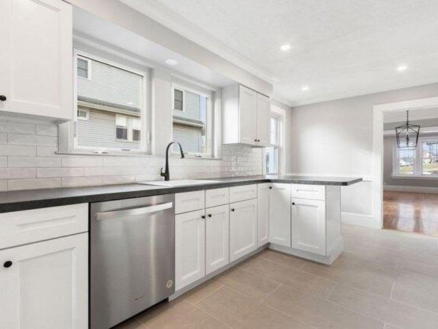 house with 6 bedroom, Watertown MA ES105156656