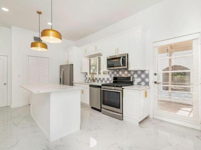 house with 6 bedroom, West Palm Beach FL DS101340498