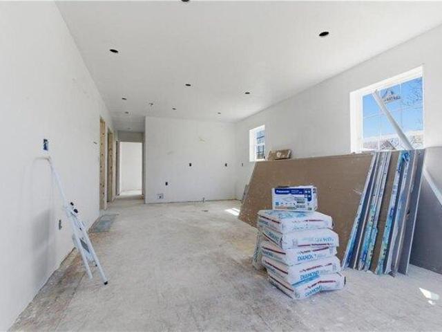 house with 6 bedroom, West Warwick RI DLS103101581