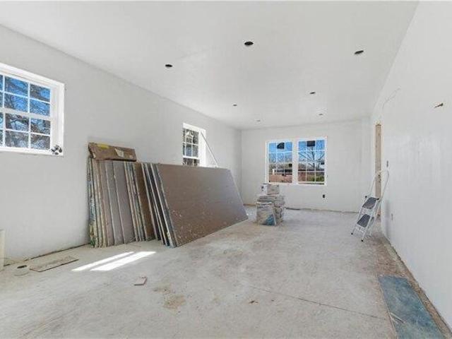 house with 6 bedroom, West Warwick RI ES104903384