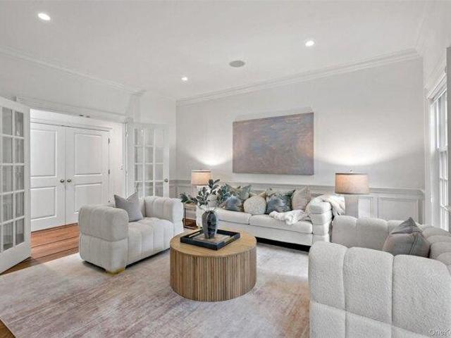 house with 6 bedroom, White Plains NY ES105207742