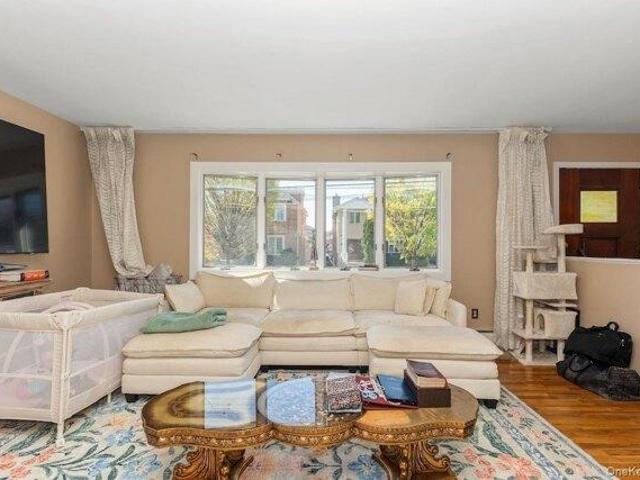 house with 6 bedroom, Whitestone NY ES104903016