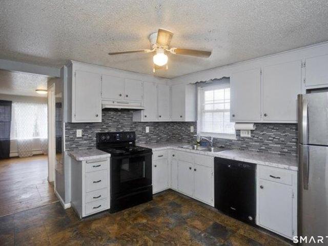 house with 6 bedroom, Windsor Locks CT ES103070529