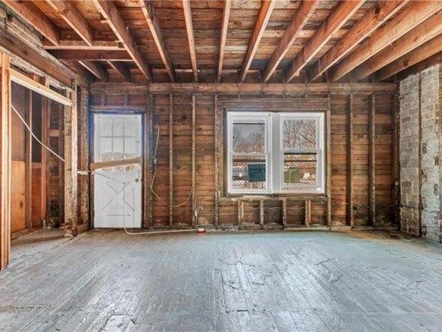 house with 6 bedroom, Woonsocket RI ES105106952