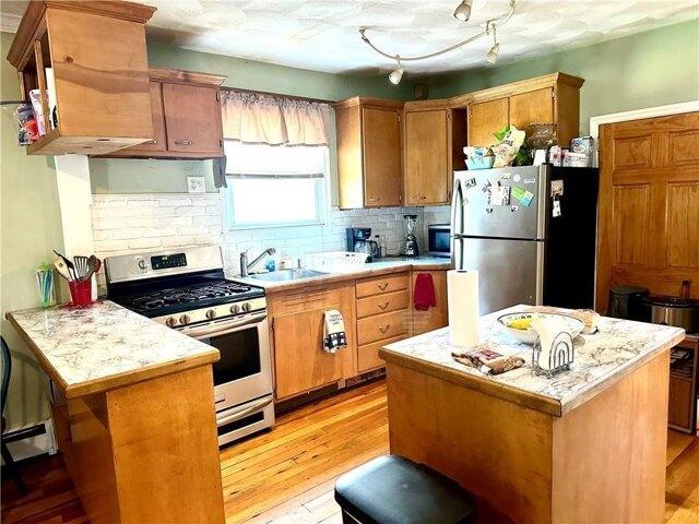 house with 6 bedroom, Woonsocket RI ES103222254