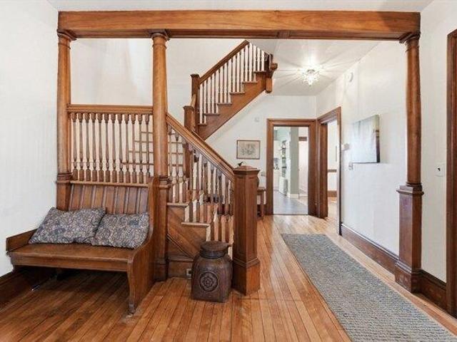 house with 6 bedroom, Worcester MA DLS102860541
