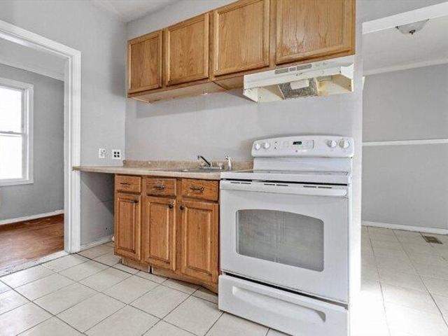 house with 6 bedroom, Worcester MA DS103927529