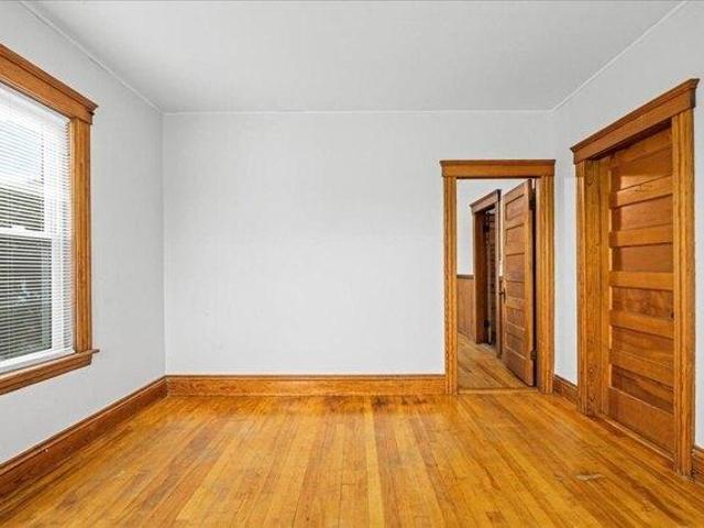 house with 6 bedroom, Worcester MA ES103037844