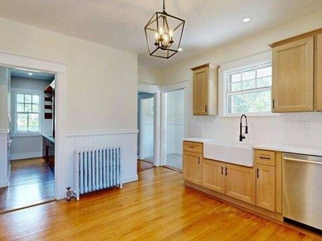 house with 6 bedroom, Worcester MA ES105113894