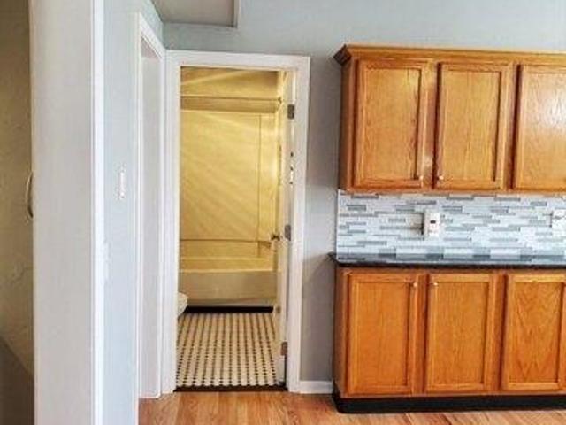 house with 6 bedroom, Worcester MA ES105115092