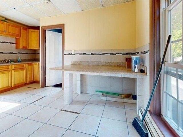 house with 6 bedroom, Worcester MA ES105123361