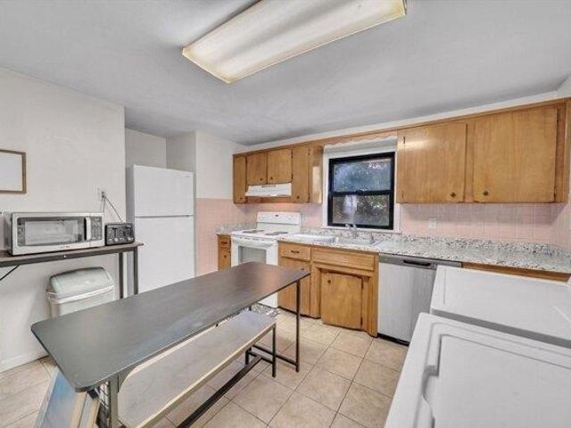house with 6 bedroom, Worcester MA ES105203571