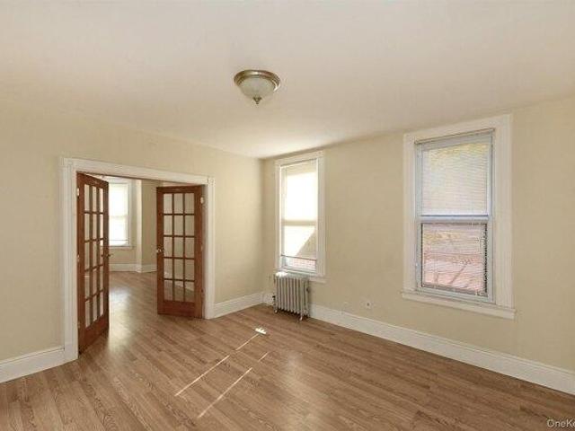 house with 6 bedroom, Astoria NY ES105191493
