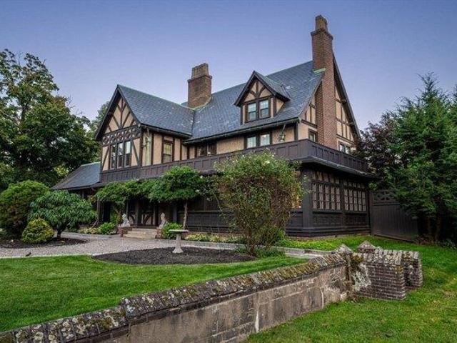 house with 6 bedroom, Attleboro MA ES105203743