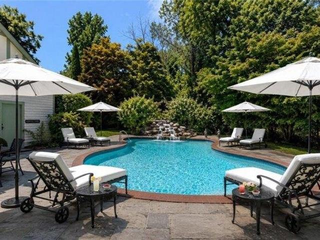house with 6 bedroom, Barrington RI ES105203133