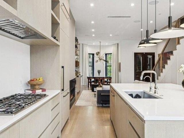 house with 6 bedroom, Boston MA ES104833349