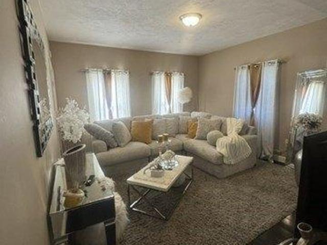 house with 6 bedroom, Brockton MA ES104835167